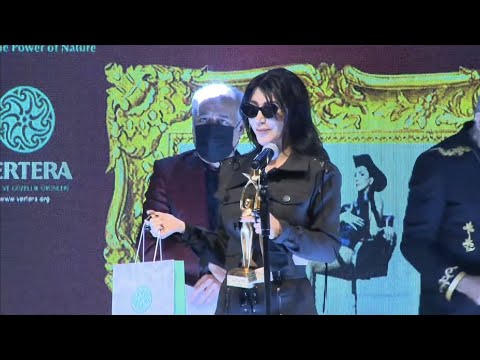 Hande Yener - En İyi Pop Kadın & En İyi Albüm - Engelsiz Yaşam Vakfı Ödül Töreni
