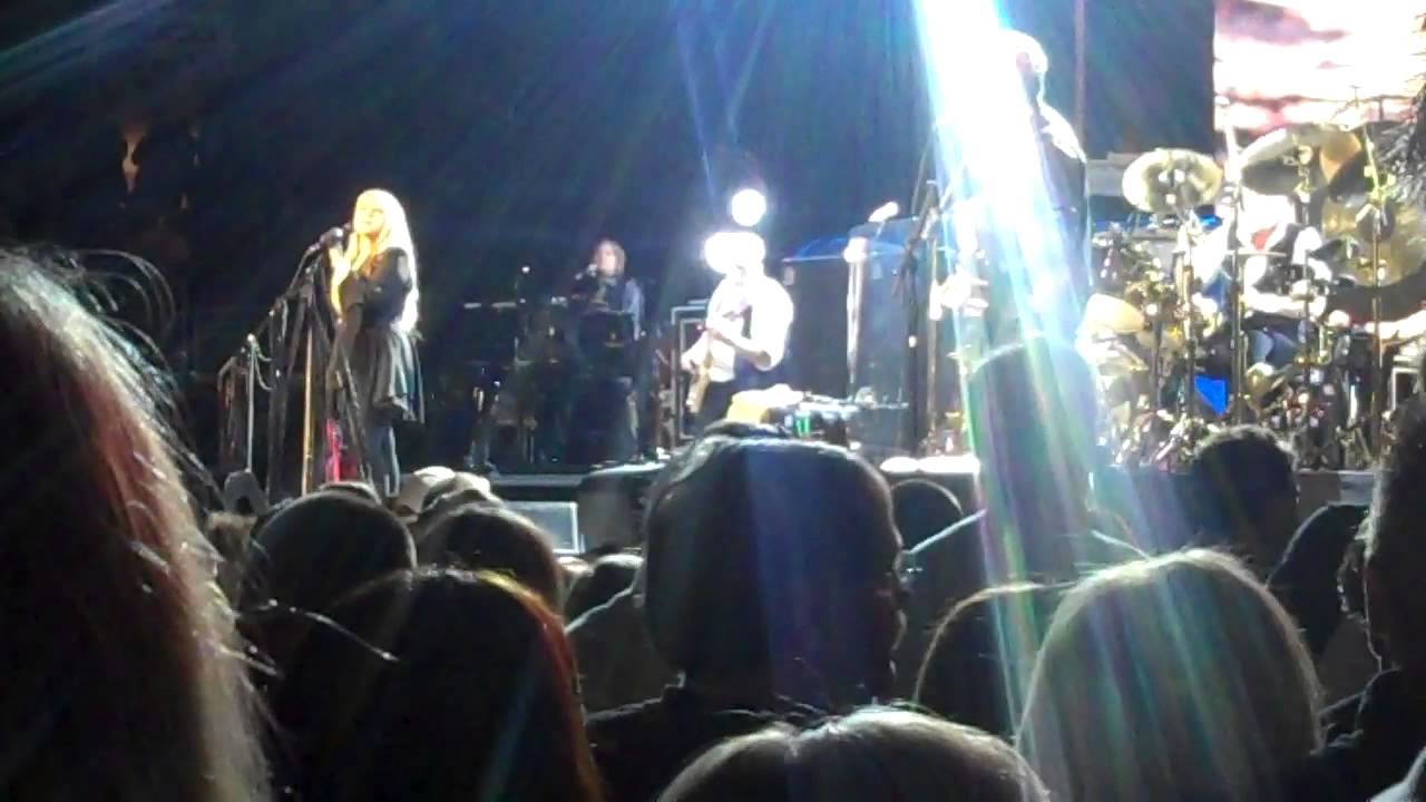 Fleetwood Mac DON"T STOP - Live In Philadelphia 4/6/12 - YouTube