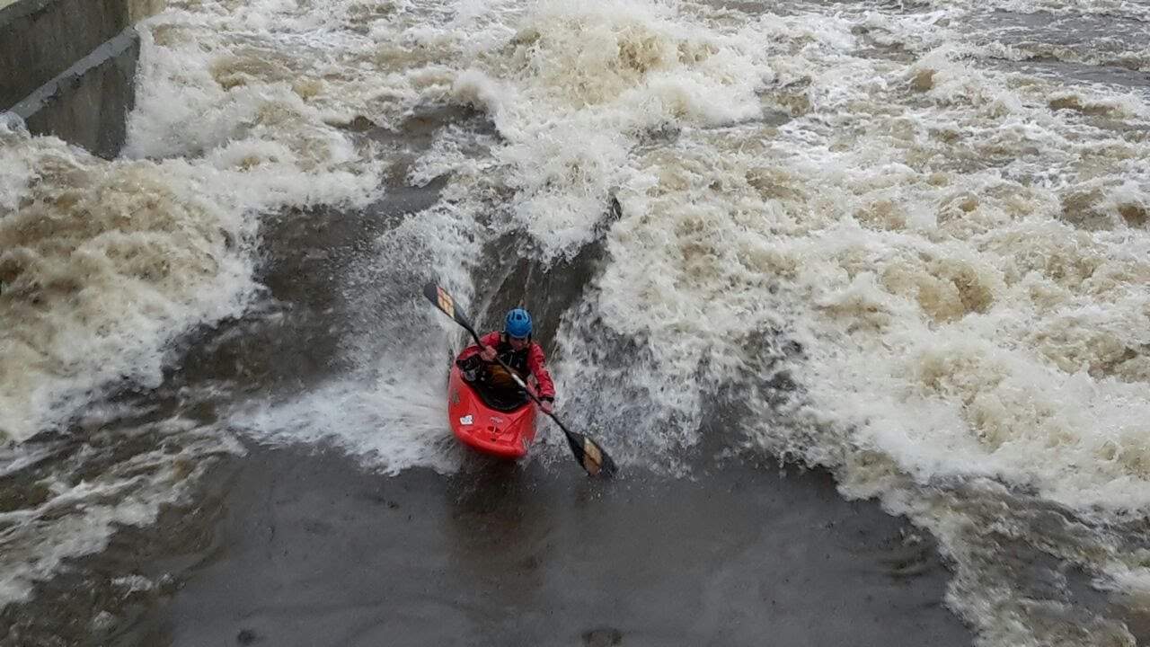 Wildwasser Kajak-EmsKolk Hochwasser-Kayak Brothers - YouTube