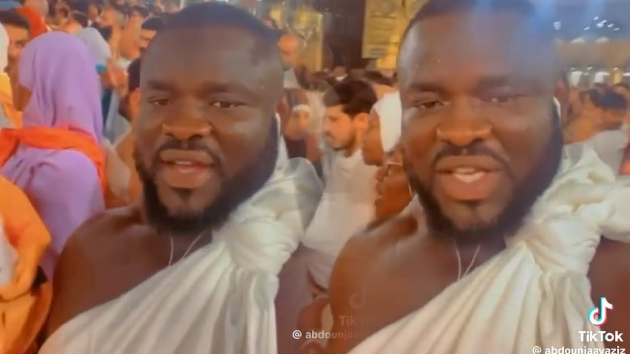 depuis la mecque le lutteur Eumeu Sene prie pour le Sénégal - YouTube