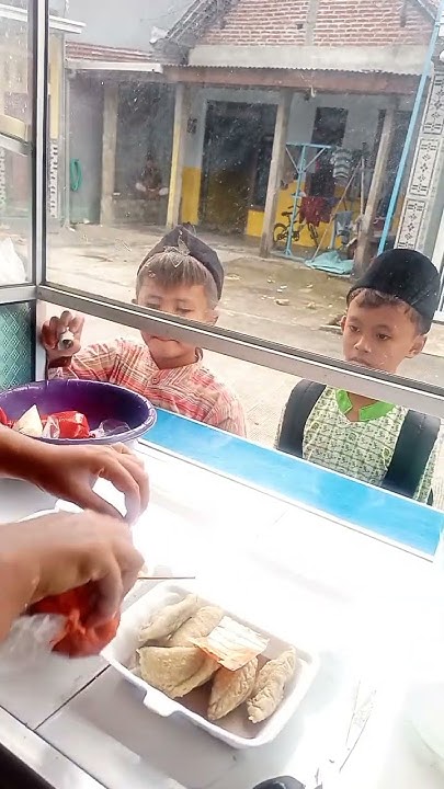 Sambil nunggu jajan gemoy mateng, para bocil ini joget depan warung gemoy#warunggemoy - YouTube