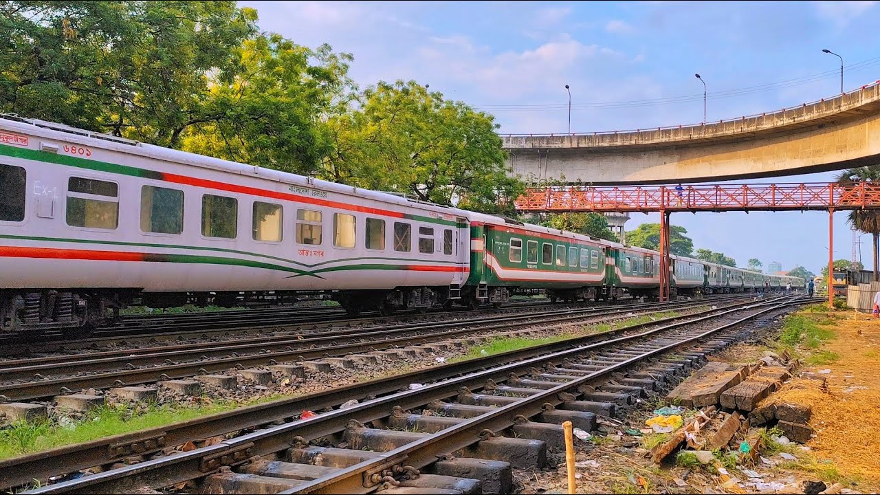 Upaban Express Entering Kamalapur Railway Station || Sylhet to Dhaka ...