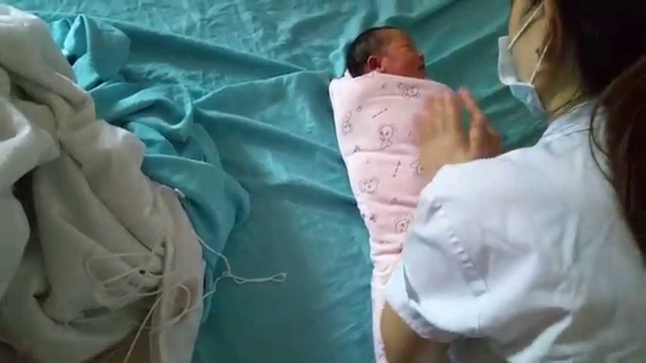 How to Wrap Newborn Baby (2 techniques) - YouTube
