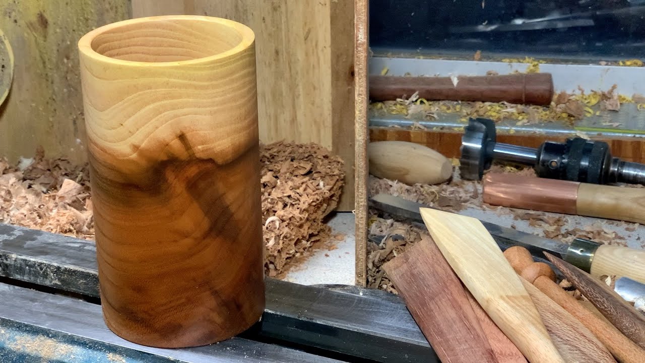 Richard Raffan turns an elm spatula pot for the 28th. 4-Ways project ...