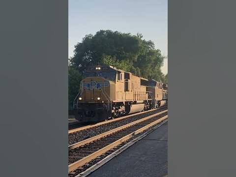 UP SD70M 4519 leads CSX I192 in golden hour at Nappanee Indiana - YouTube