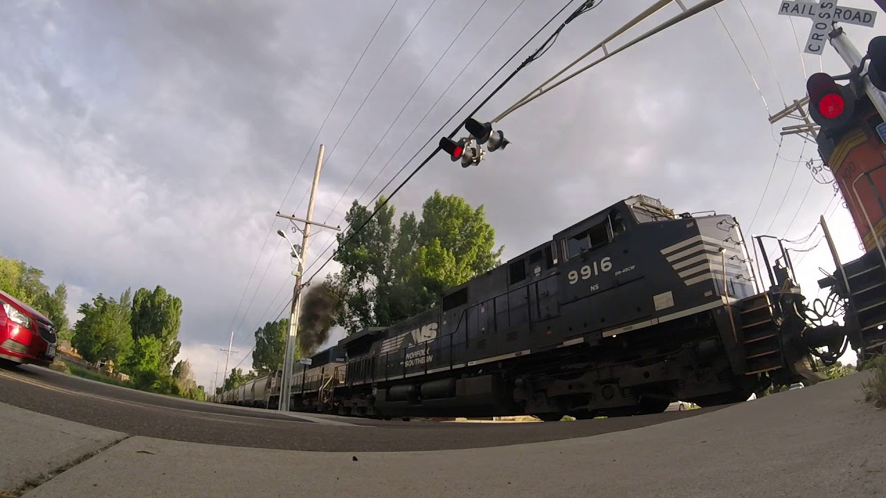 BNSF 5600 North [This is a Good Lash Up!] - YouTube