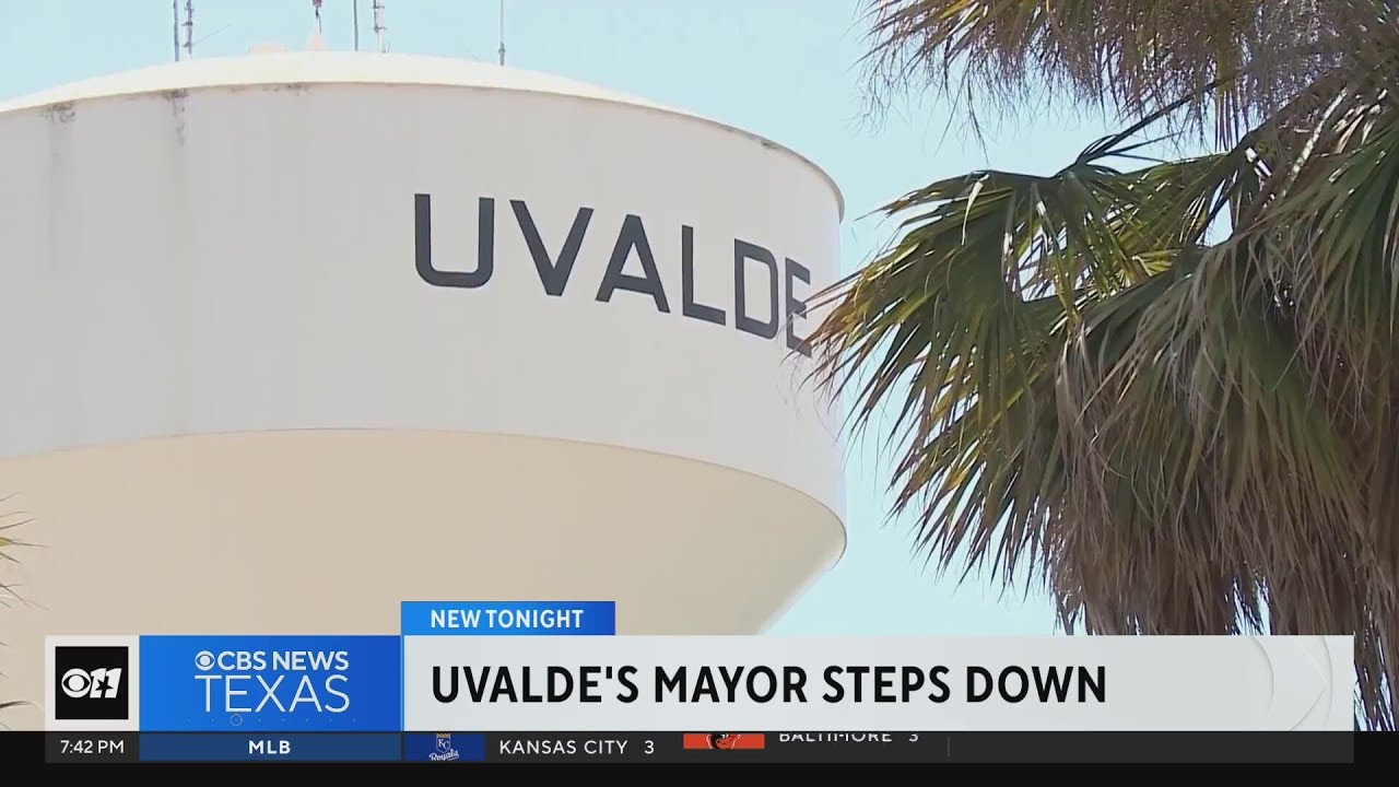 Uvalde's mayor steps down - YouTube