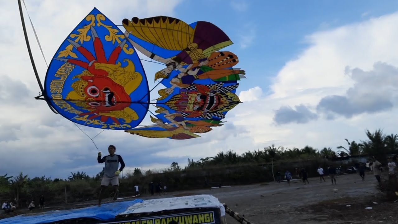 Layangan gapangan Bali St dari Ringinpitu Lomba layangan Banyuwangi ...