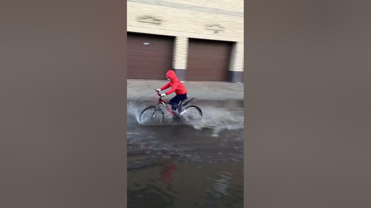 МАША І ДАША катаються в БОЛОТІ 🚴 Прогулянка з друзями на велосипеді 👌 ...