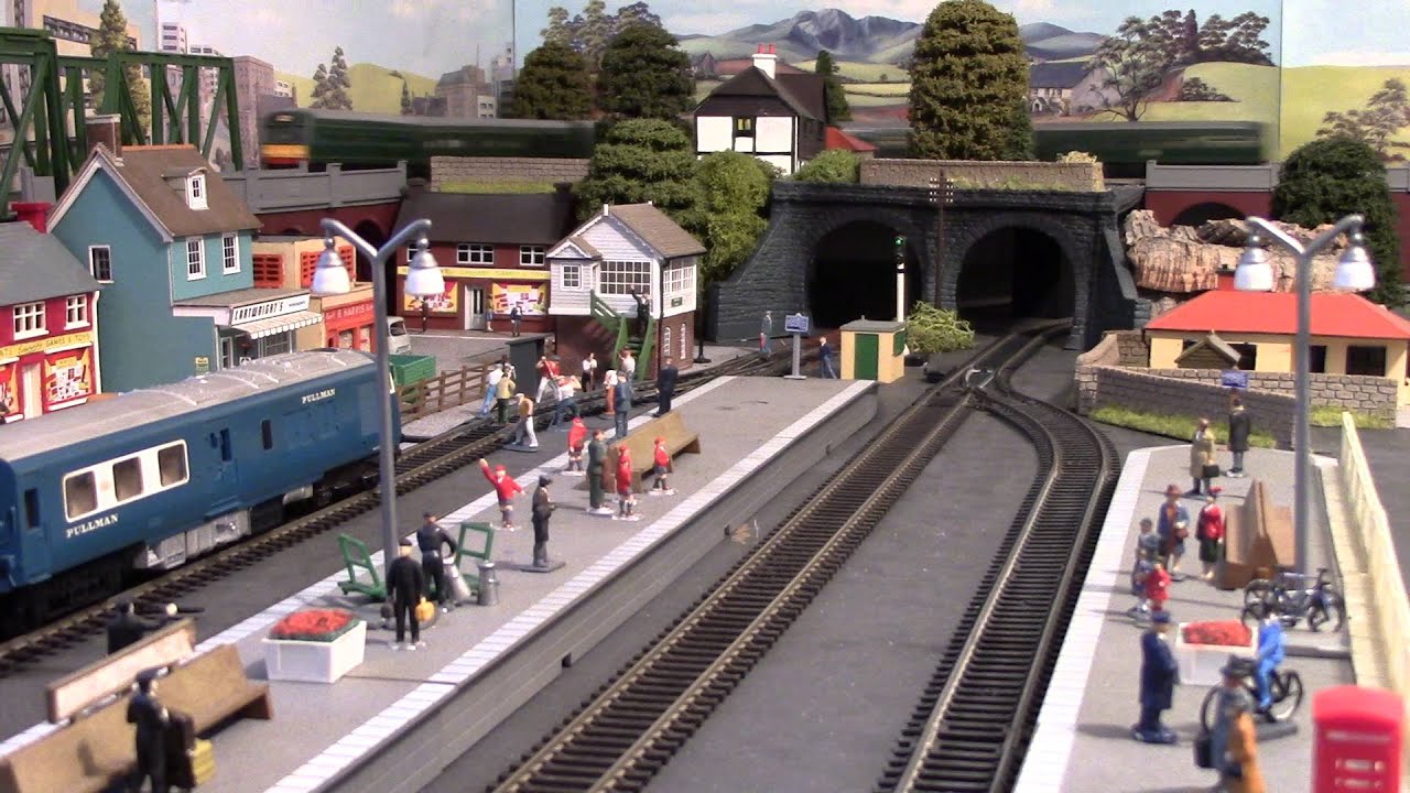 2 TRIANG HORNBY BLUE PULLMANS, A 5 CAR EMU AND 5 CAR DMU RUN TOGETHER ...