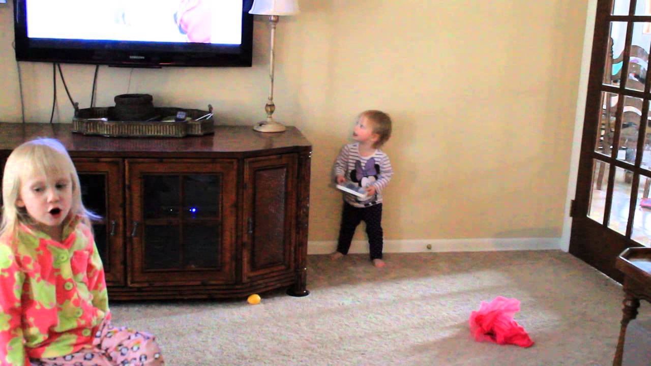 Baby Elin sings "Let it Go" - YouTube