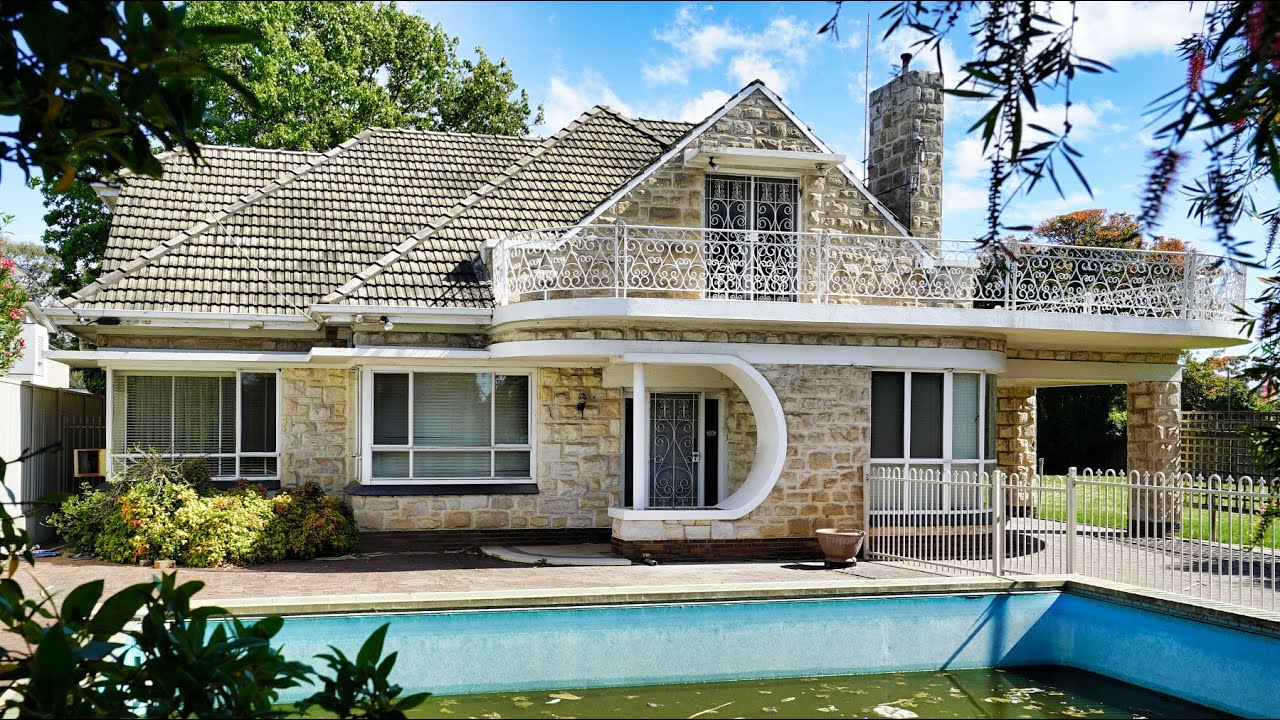 Stylish 2 story 50`s home with 60`s granny flat/Pool/Tennis court and ...