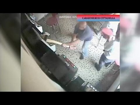İtalyan kumarbaz kaybedince hıncını kumar makinelerinden aldı