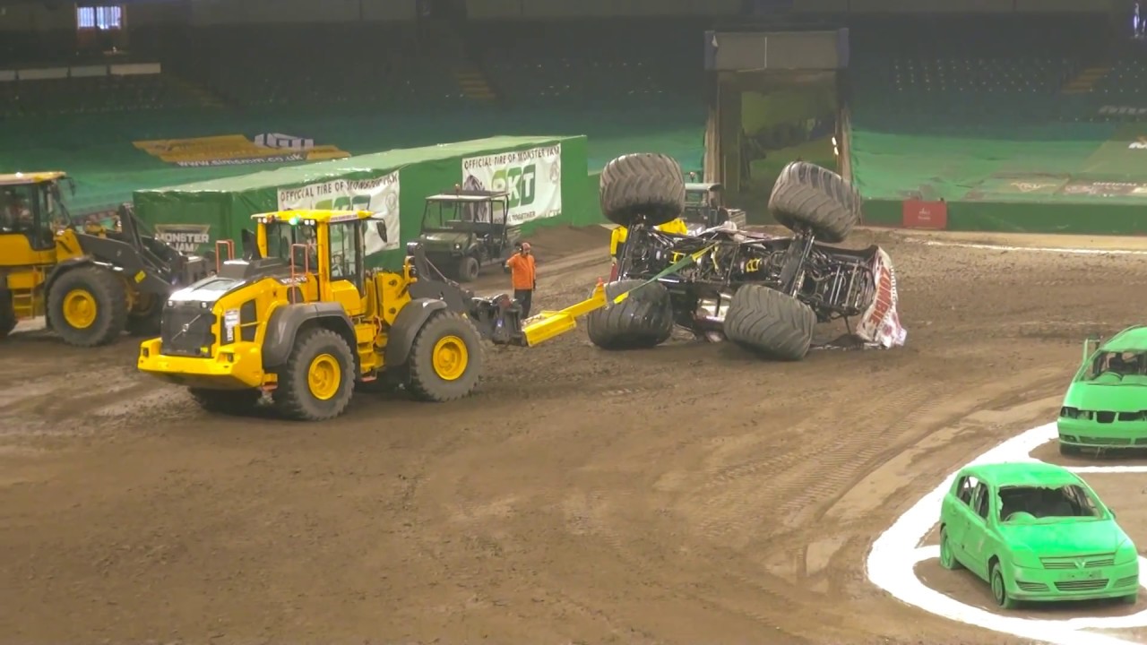 Monster Jam Cardiff 2018 Racing - YouTube