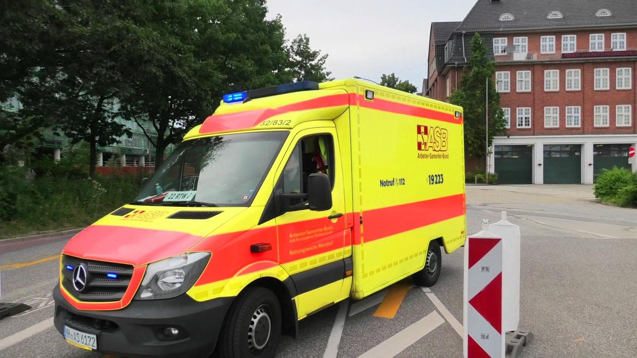 BF BERLINER TOR (RTW-E) ASB rettungswagen im einsatzfahrt ambulance ...