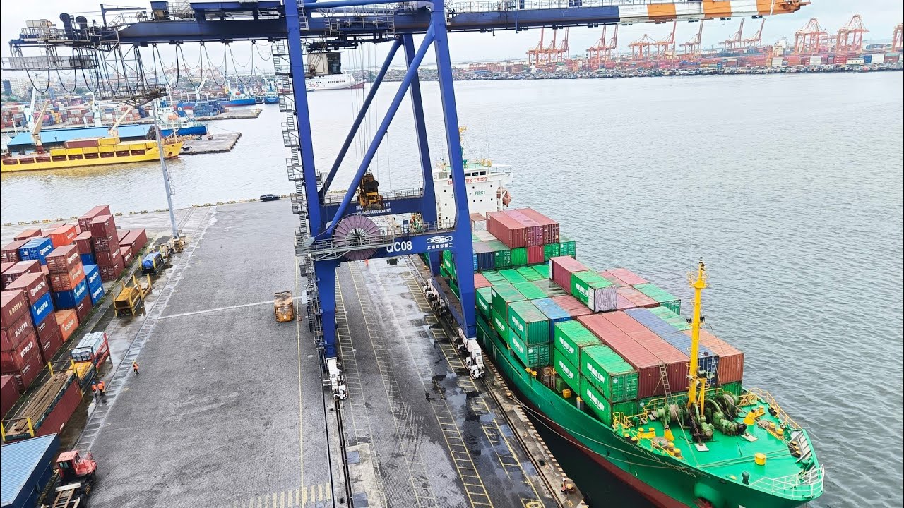 This is how we Load the Iris Miko Container Ship in the Rain | Quay ...