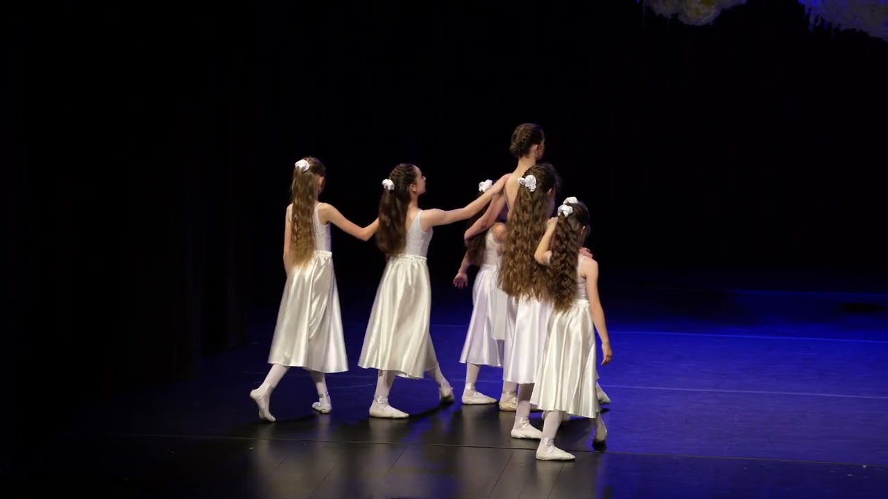 Dziewczynka z zapałkami AKT 3 Amazing Dance Studio 11/06/2022 - YouTube