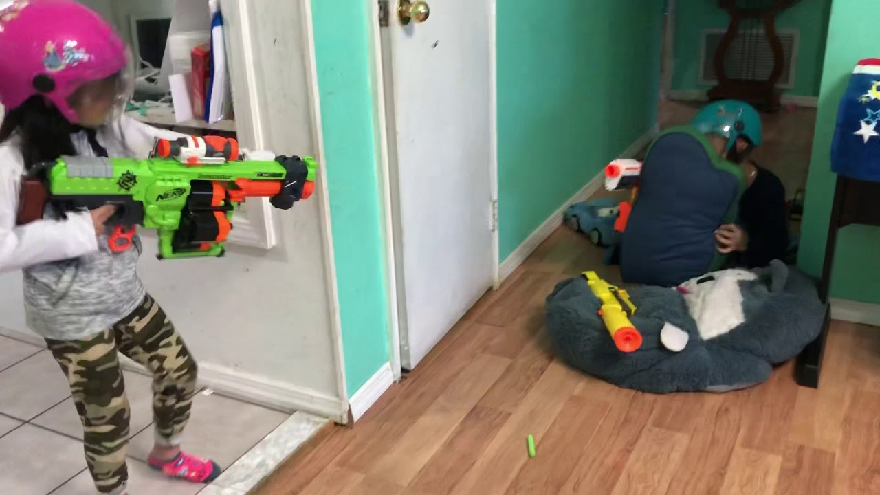 Kid nerf gun battle - YouTube