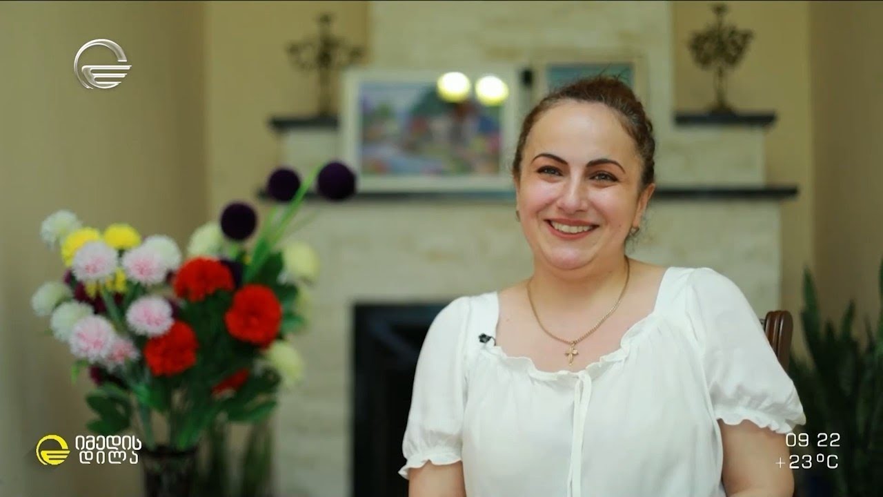 ფერადი ლენტებით შექმნილი პეიზაჟები ნაია გვიმრაძის სახლი და