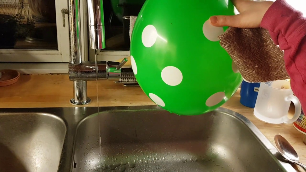 Statisk elektricitet med ballon og vandstråle - YouTube