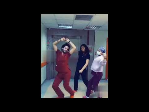 SAĞLIK ÇALIŞANLARI DANS EDEREK EYLENİYOR..