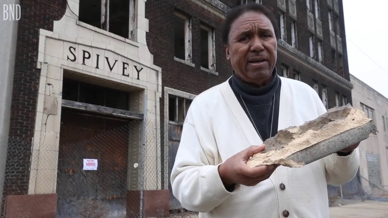Spivey building in East St. Louis crumbling, bricks falling to sidewalk ...