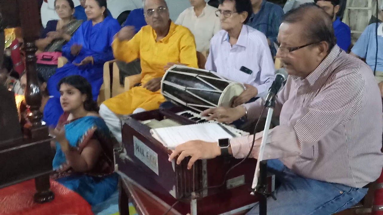 Day 4 - Nagar Betha Garba - NAV NAV NAVLI RATALDI MA SHOLE SAJI ...