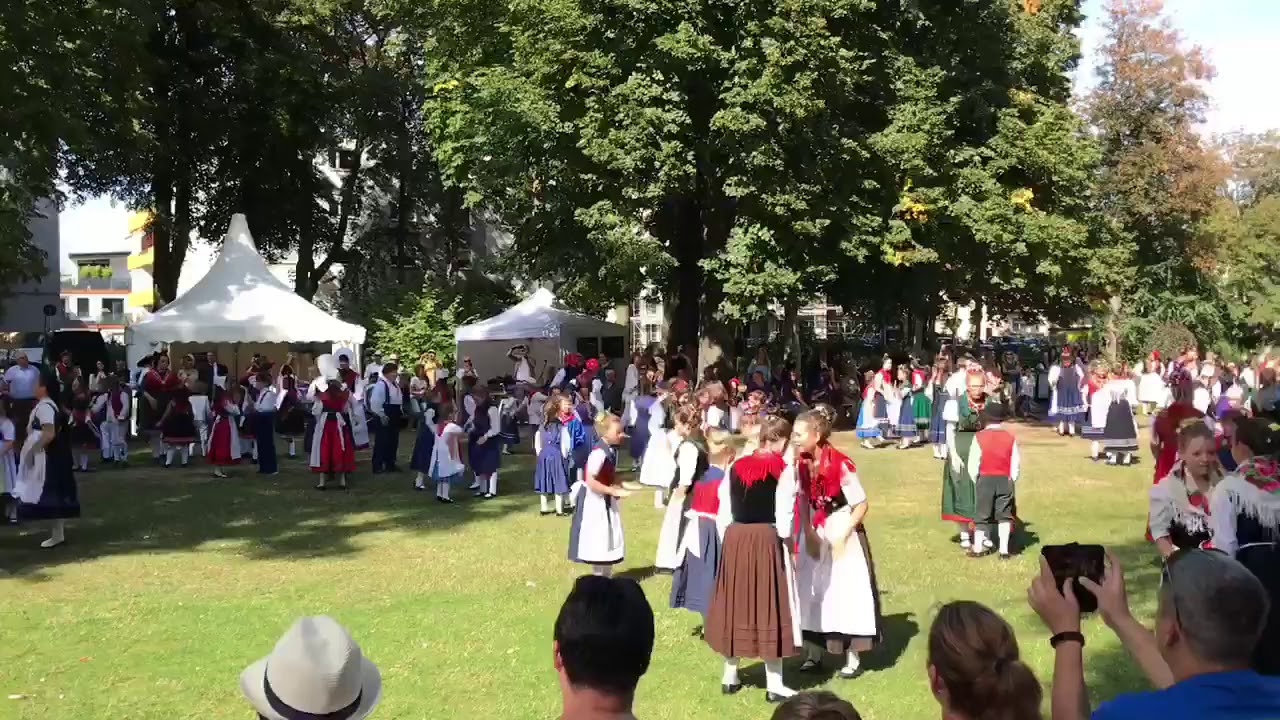 Der Abschlusstanz auf dem Landeskindertrachtentreffen - YouTube