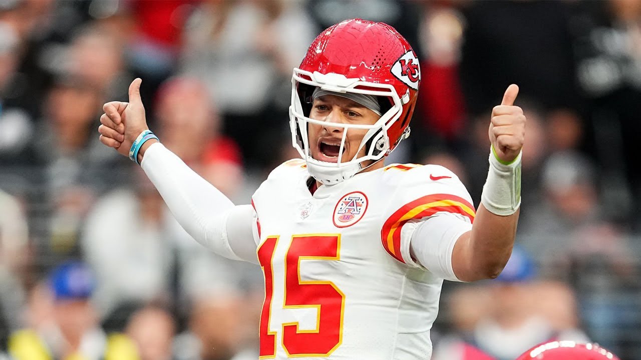Mahomes is in a league of his own! He set an NFL record today - YouTube