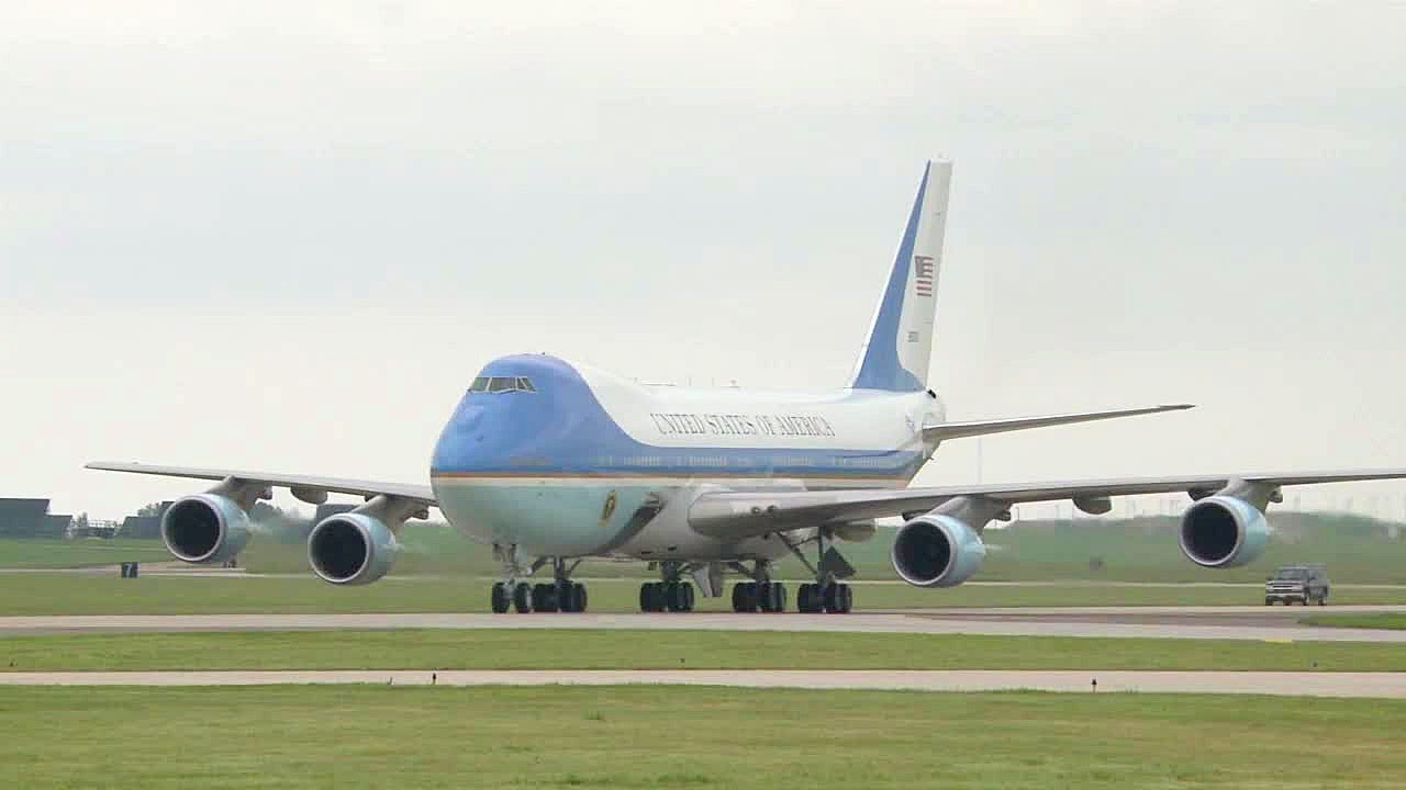Air Force One - President Obama Lands at Tinker Air Force Base - YouTube
