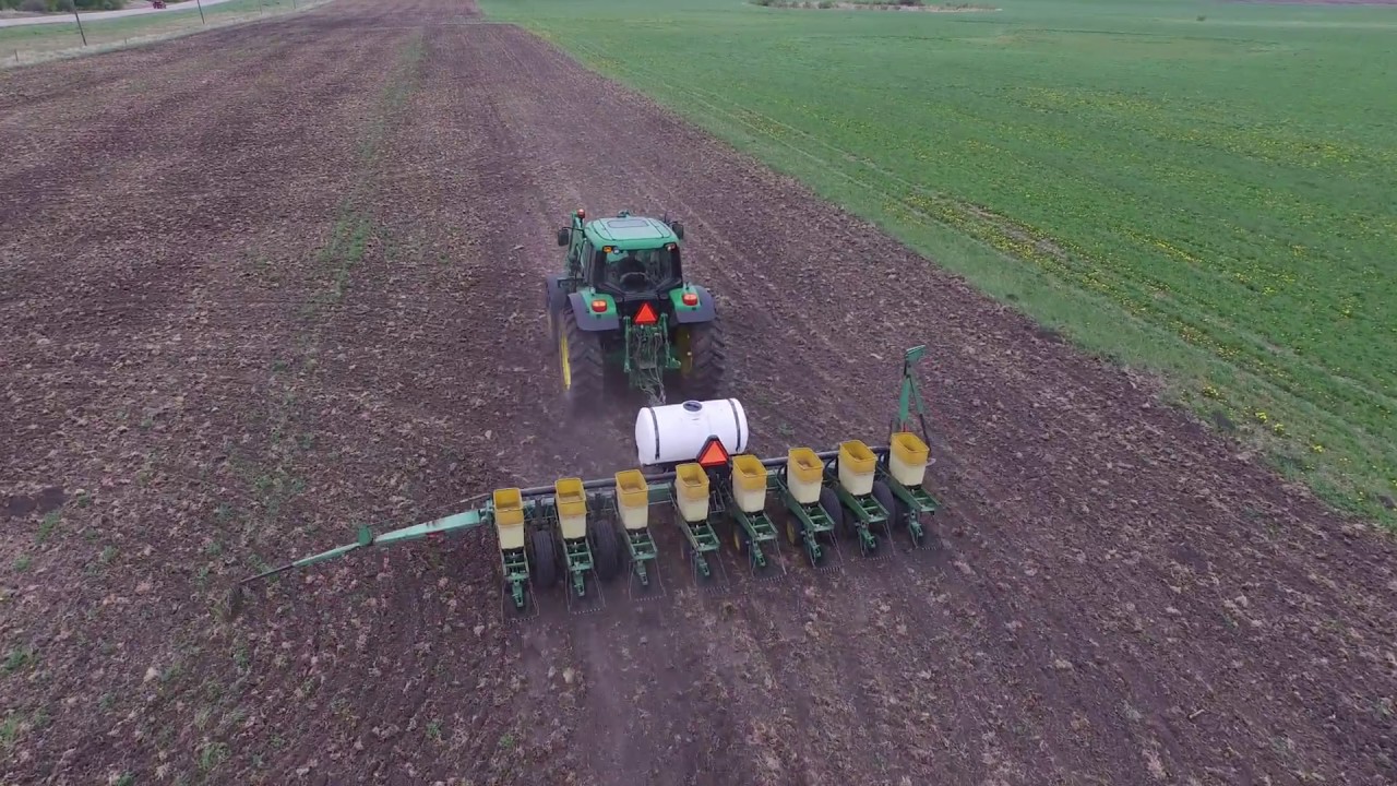 PLANTING CORN 8 ROW JOHN DEERE 7200 - YouTube
