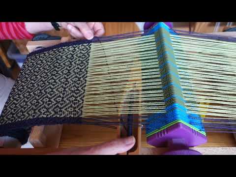 Weben mit dem Weberknecht Webrahmen - Schal in Koeperbindung