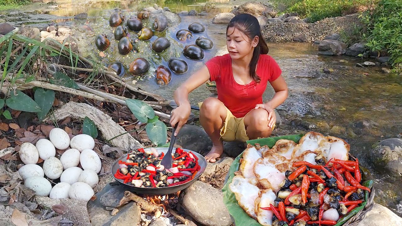 Survival in forest: Cooking snails hot chili with egg for dinner - Solo ...