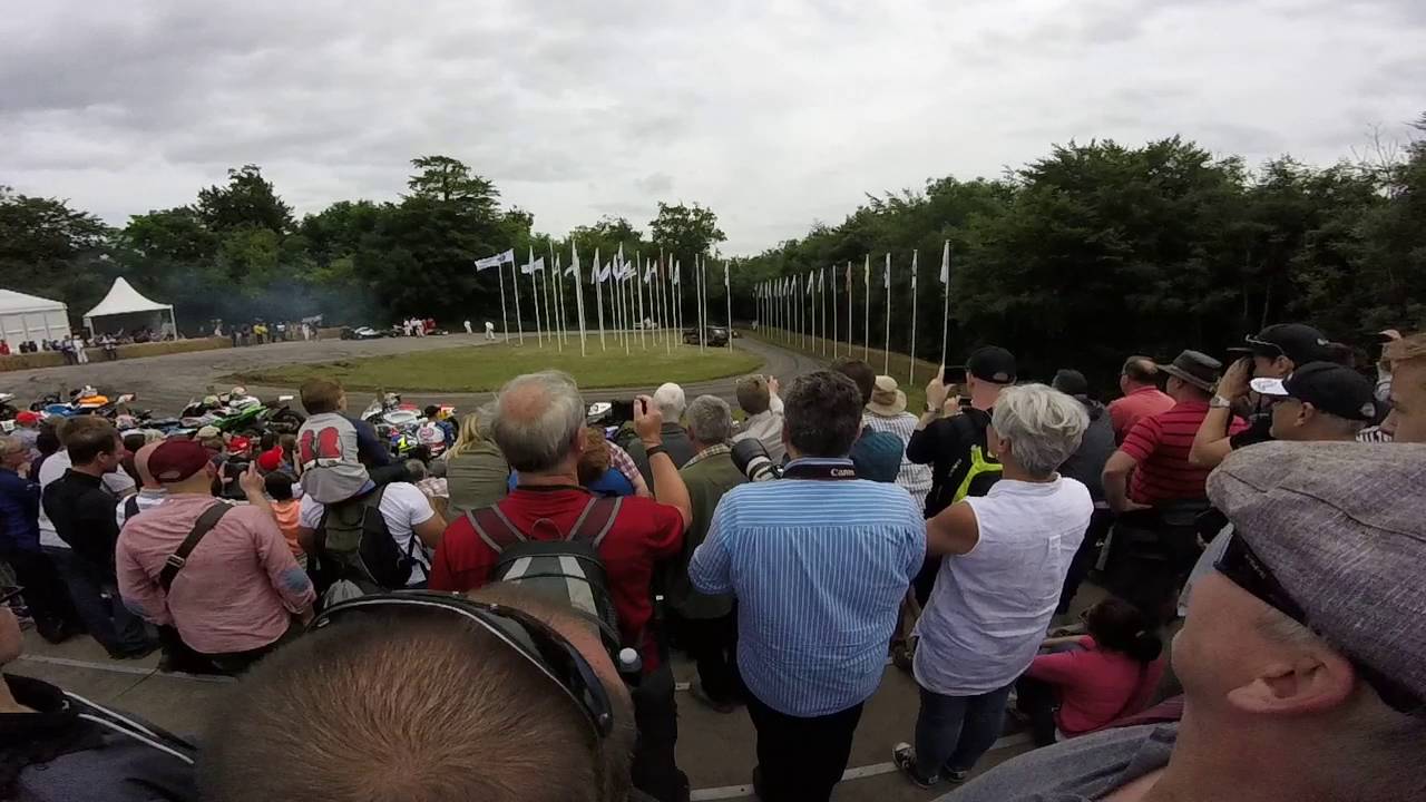 nico rosberg doing dougnuts in wo4 amg mercedes f1 - YouTube