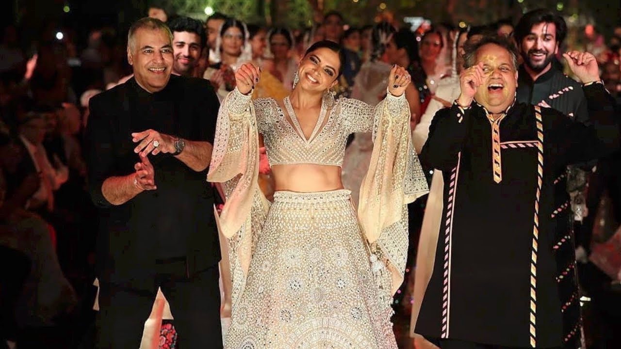 WOW | Deepika Padukone Suddenly DANCING On Ramp Walk - YouTube
