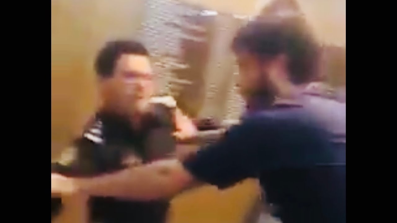 Town policestation peshawar Fight between Doctors & police - YouTube