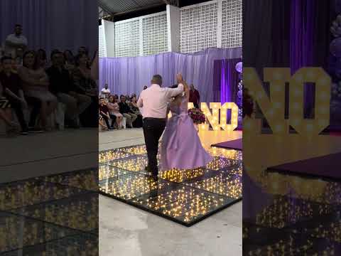 Minha irmã dançando com meu pai Beto Barbosa na formatura do quinto ano