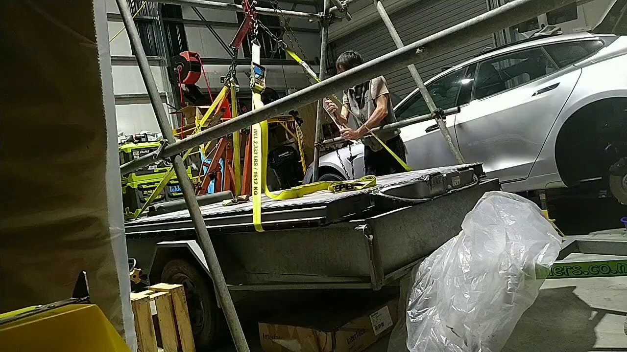 Lifting a Tesla 100kWh Battery - YouTube