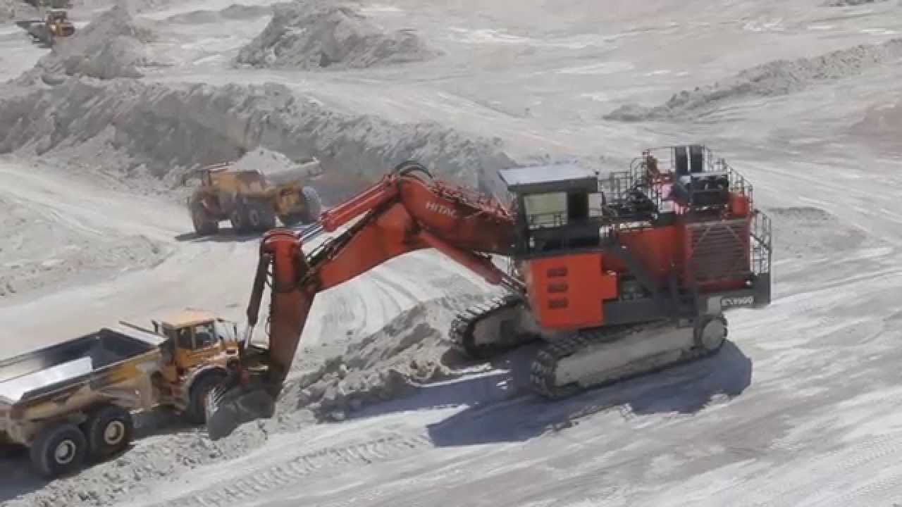 Hitachi EX1900-6 loading ADT´s - YouTube