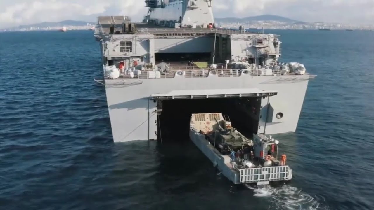 Test with the Altay tank of Turkey's ANADOLU multipurpose amphibious ...