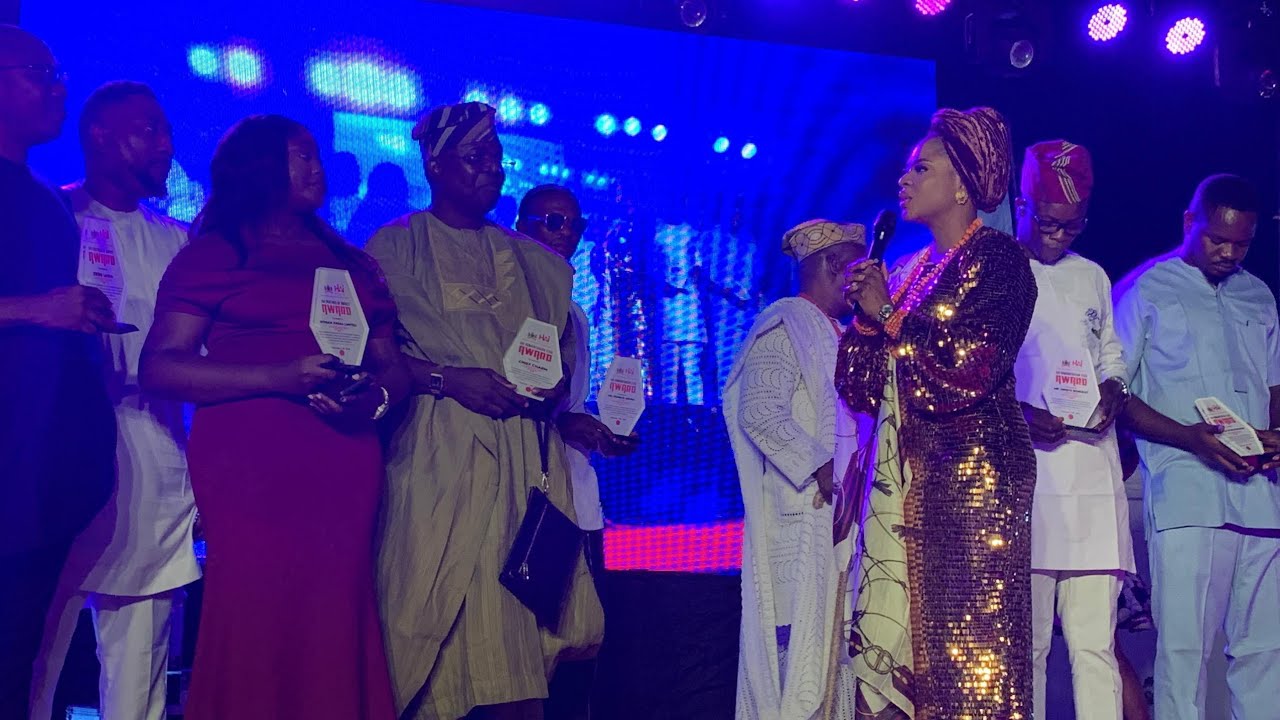 OONI OF IFE'S REGAL QUEEN TEMITOPE LEADS AWARDEES TO HER HUSBAND - YouTube