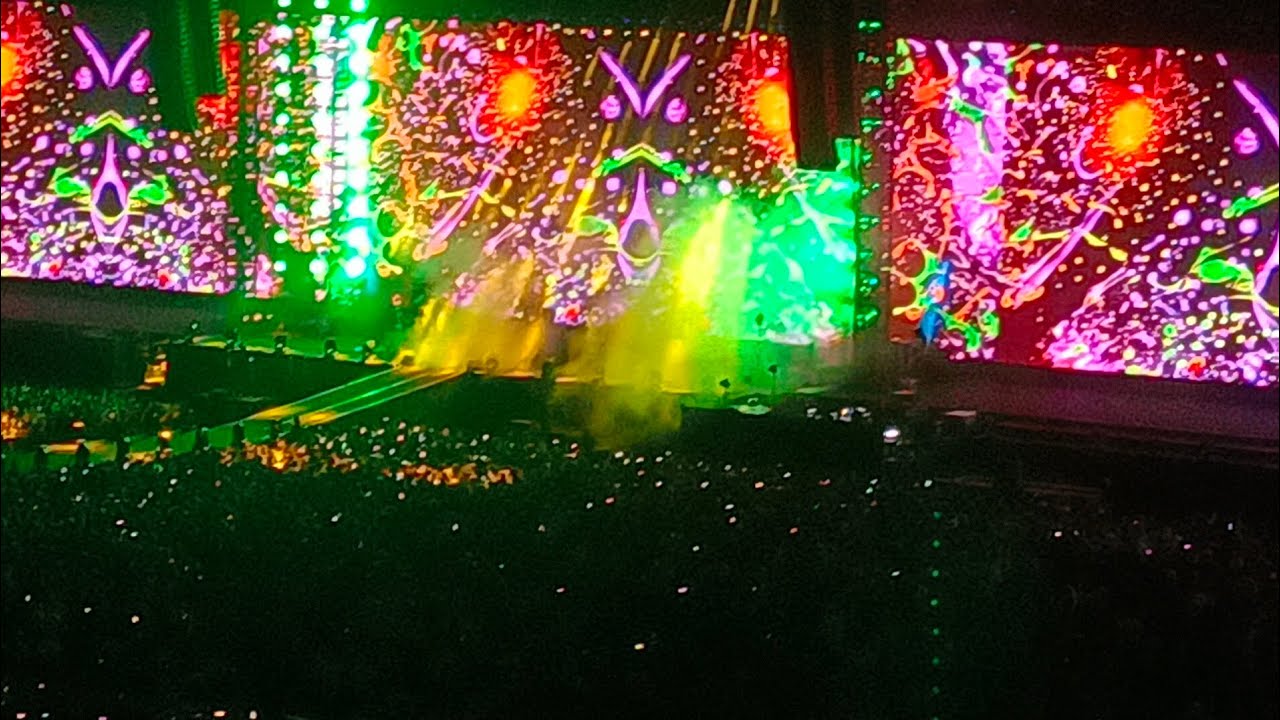 Maroon 5 concert in Singapore (28 November 2022) - One More Night - YouTube