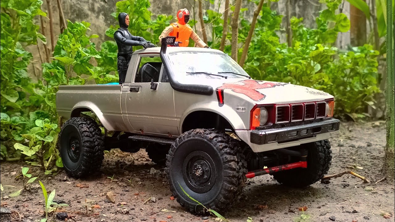 Wpl rc car 4wd 1/16 scale & action figure. They are waiting for a ...