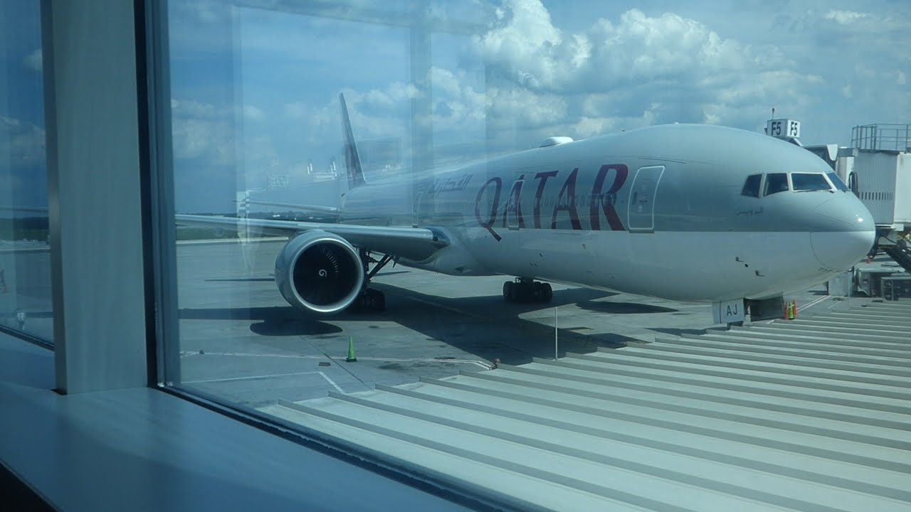 Qatar 777-300 arriving into a gate @ ATL - YouTube