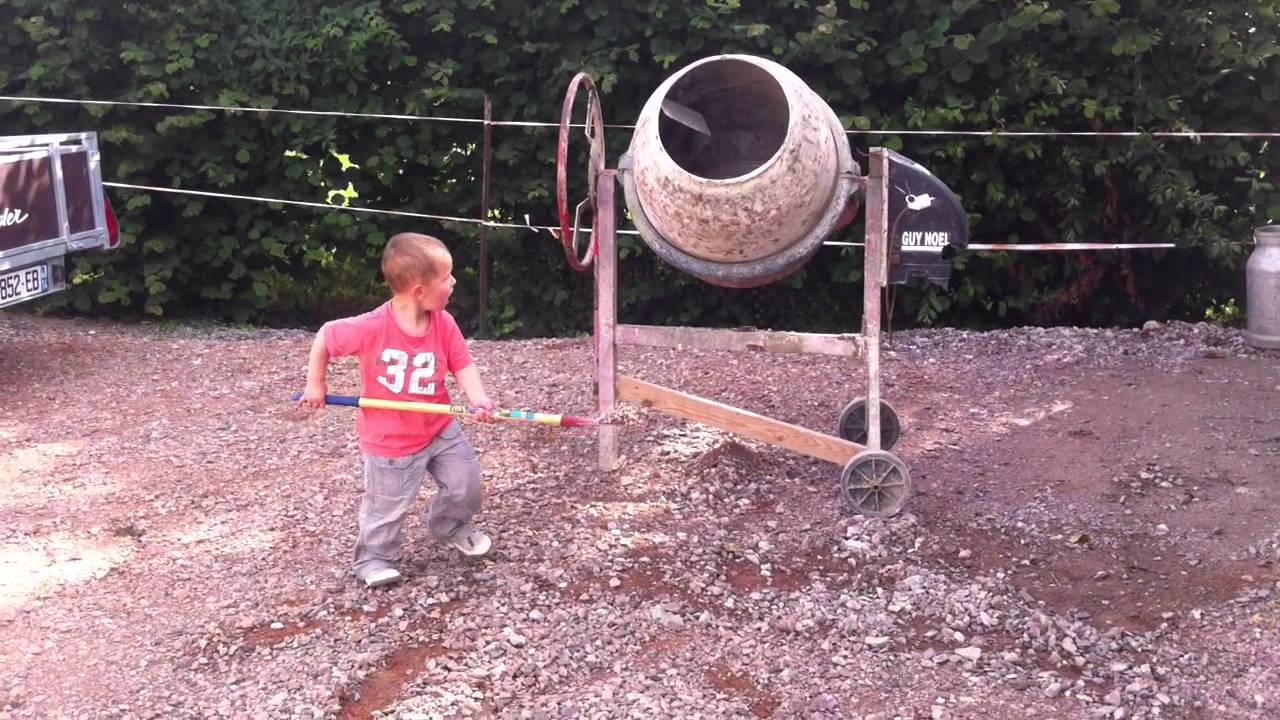 Noam et sa bétonnière (bétonneuse) - YouTube