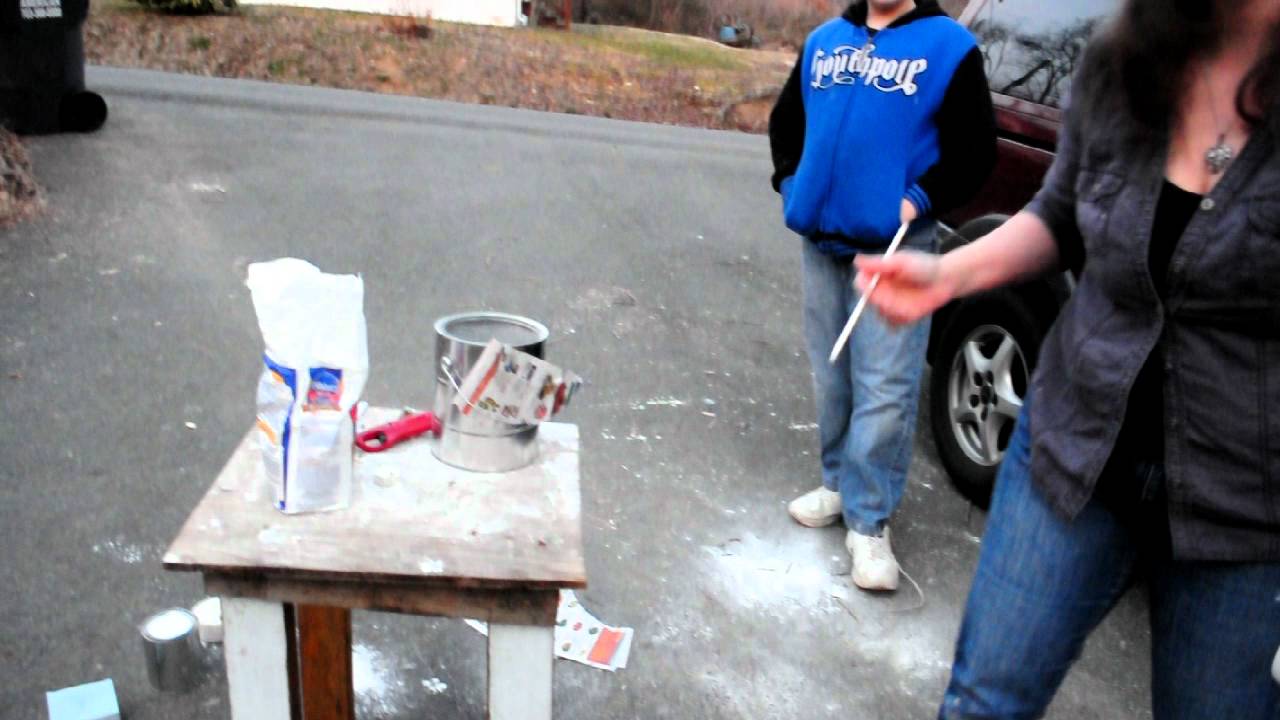 Flour explosion in a paint can - YouTube