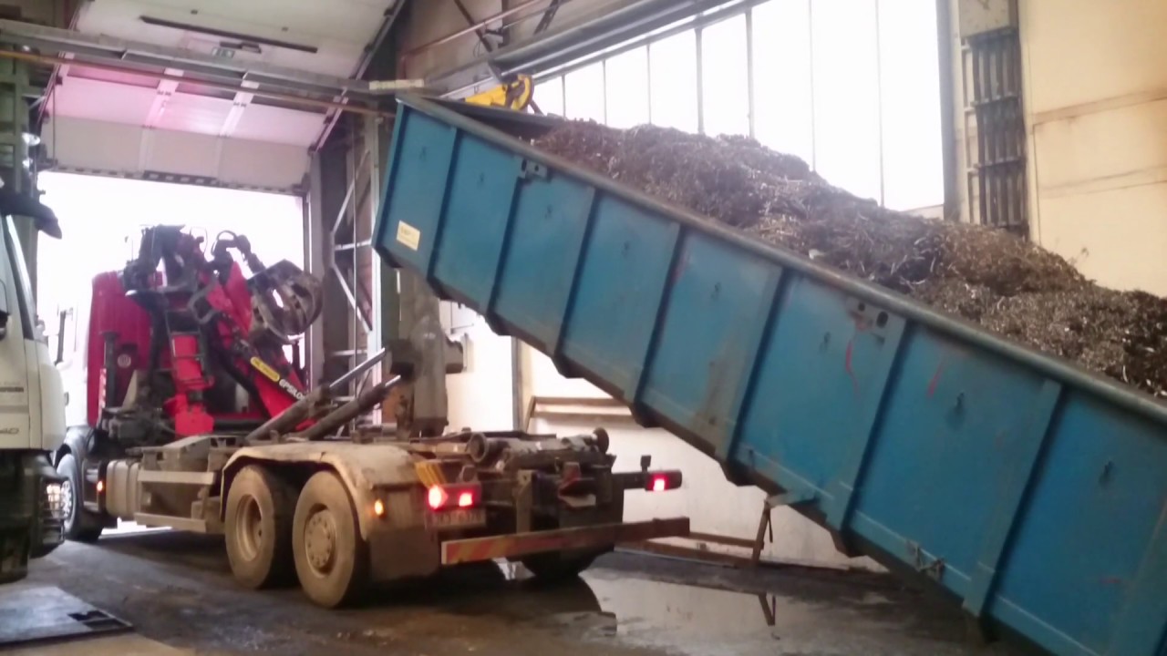 Removal of metal splinters - Odvoz kovových třísek - Entfernung von ...