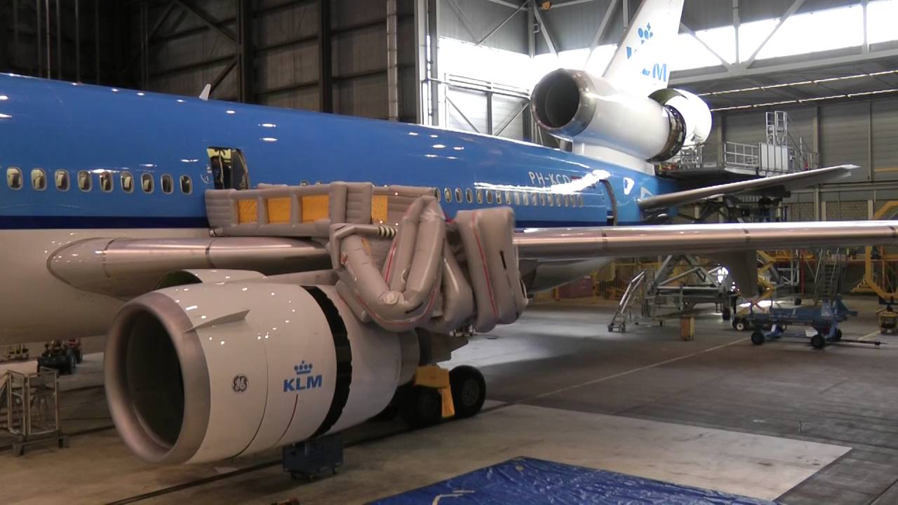 MD11 overwing emergency slide deployment - YouTube