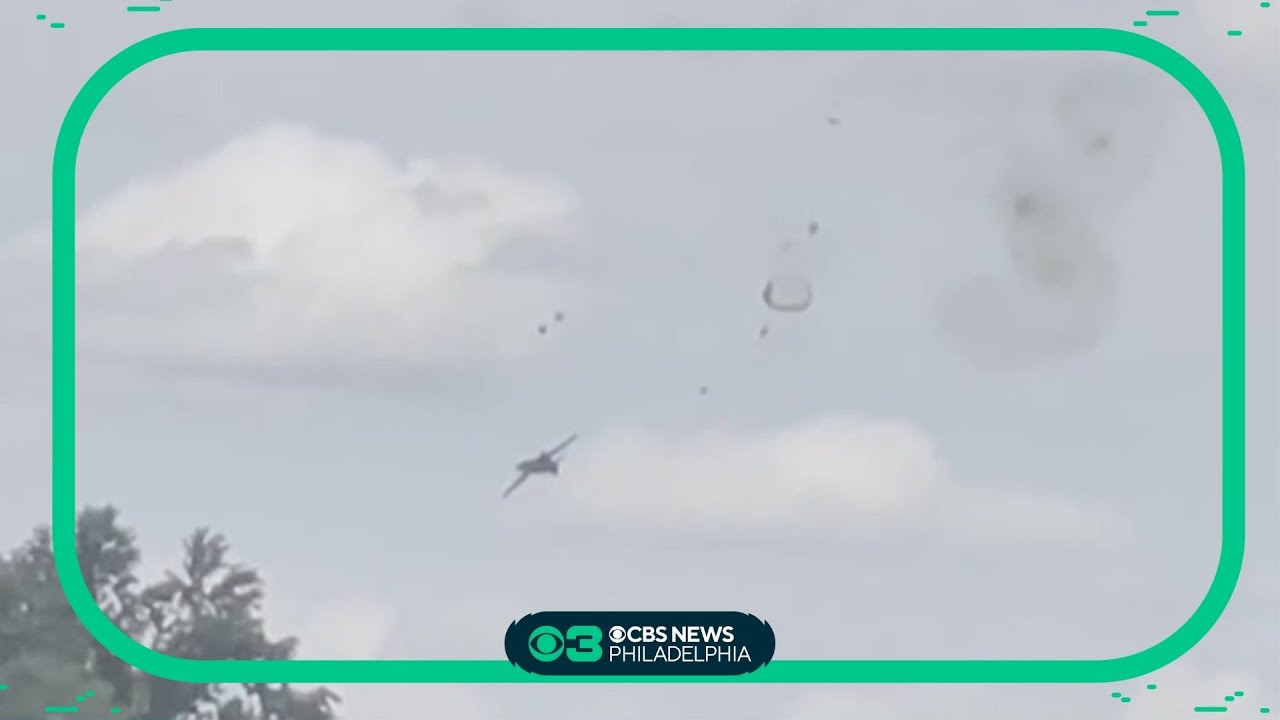 Pilots eject from plane during Michigan air show - YouTube