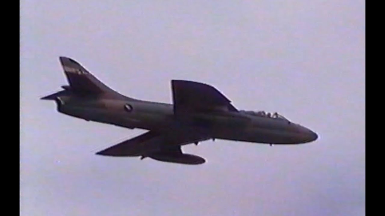 Hawker Hunter ZK-JIL Graham Bethell Whenuapai 2002 - YouTube